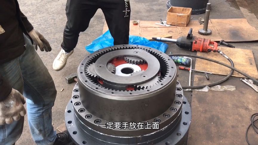 日立870行走减速机大型组装现场,一定要看到最后有惊喜
