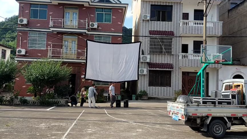 乡村文化下乡,绍兴诸暨政府请百姓看电影,丰富农村老人文娱活动