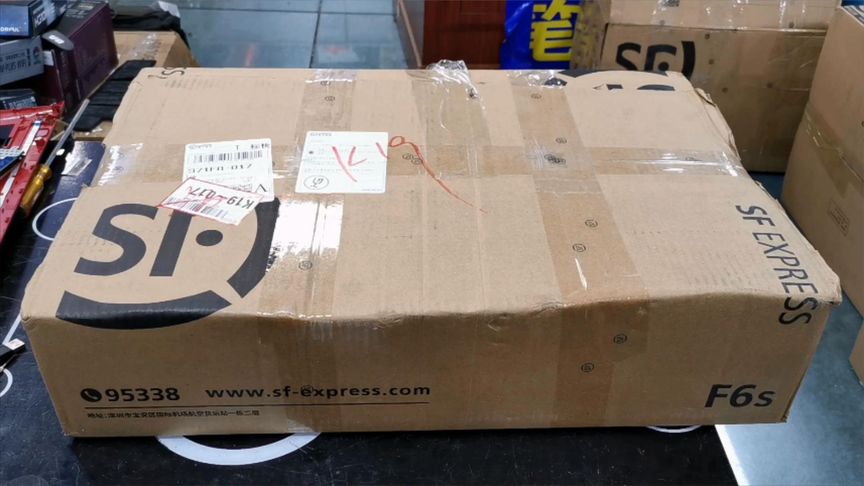 粉丝发来一台华硕笔记本,上半部分已拆散,自己换屏导致暗屏问题