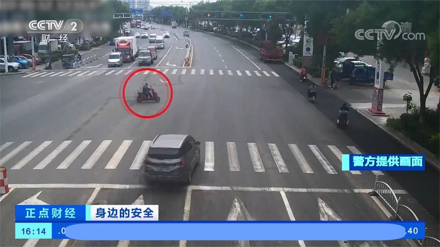 电动自行车闯红灯被撞 交警判双方负事故同等责任