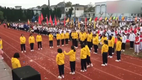 运动会开幕式,班主任和学生齐跳网红舞,真想要个这样的体育老师!