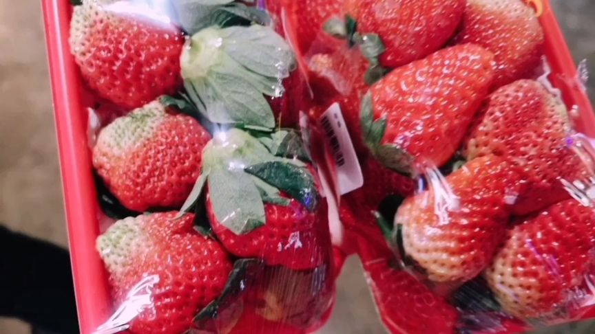 你们那的草莓多少钱一斤了呢?这么大一盒才几块钱