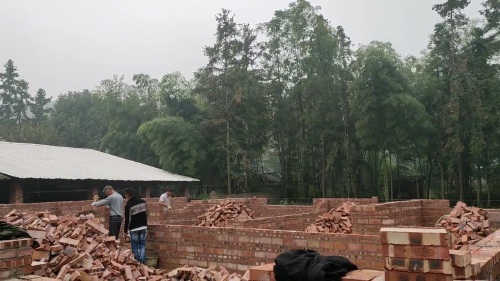 农村建房进度快,用钱如流水,买了100块楼层模板又是4600元