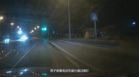 电动车绿灯直行,汽车飞速右转,撞得真狠啊!