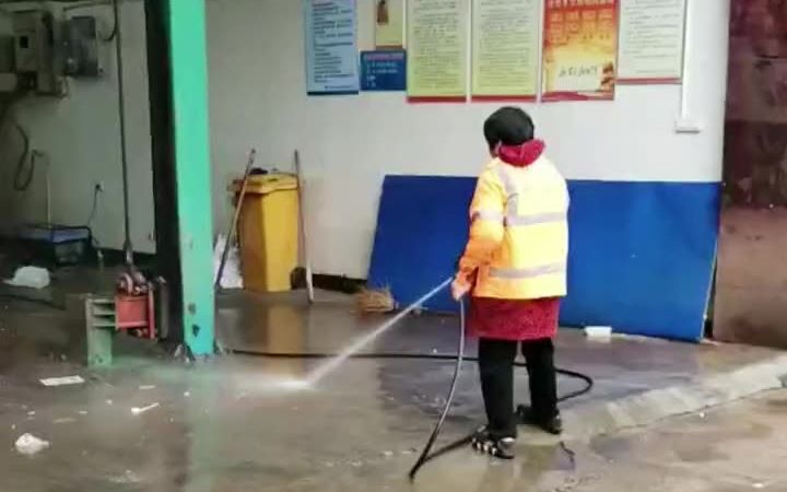 环卫工阿姨日常清洁垃圾中转站 #劳动者是最美的人
