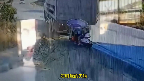 电动车停在大车车尾,本想等大车先走,下一秒意外发生