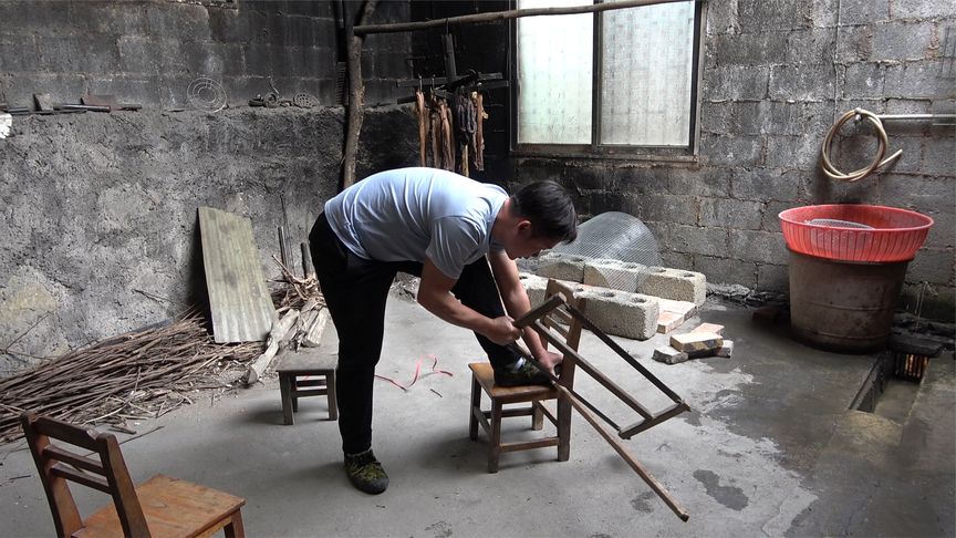 小伙自制工具木炭烤鱼干,方法简单好学,镜头记录全过程