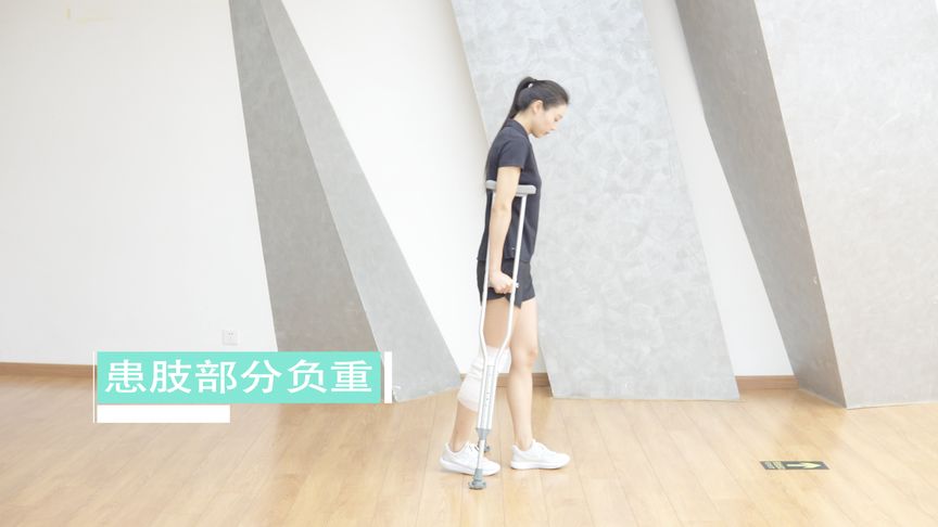 正确使用拐杖才能早日不用拐杖,拄拐的正确动作教程