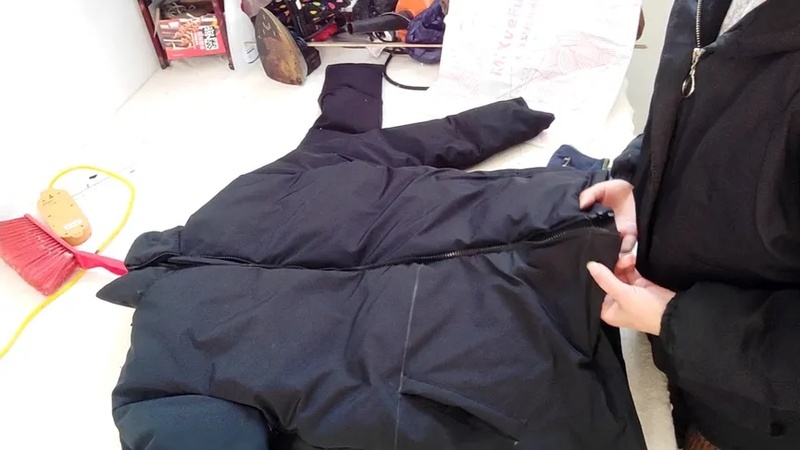 一位有爱心的网友定做两件羽绒服送给孤寡老人,希望他冬天不会冷