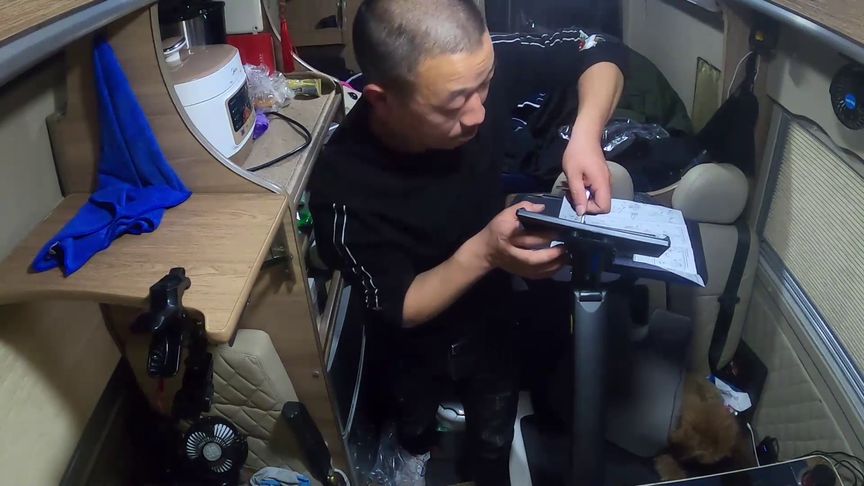 房车上台式电脑显示器,笔记本电脑怎么固定,终于找到最佳方法