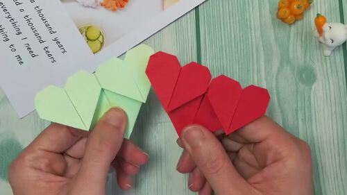 暑假要结束了,做一个心连心双心书签折纸教程,做法简单又漂亮,小朋友...