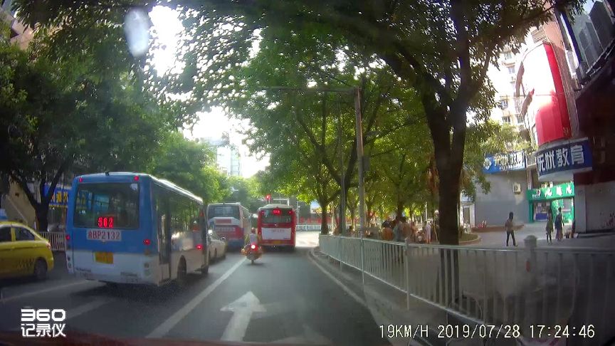 这个路口红灯右转可行,右转道可直行,视频很普通,主要看评论