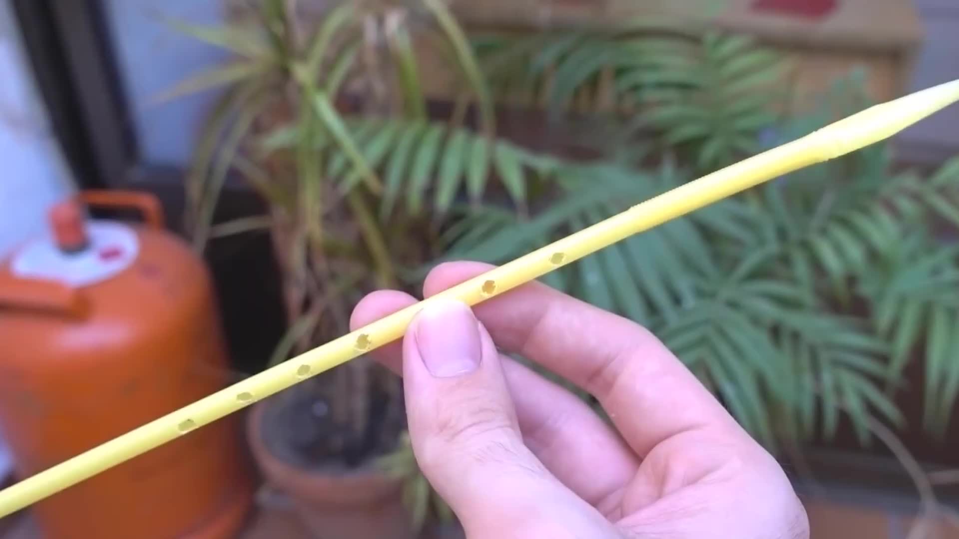 只要用一根吸管,就能制作间笛子