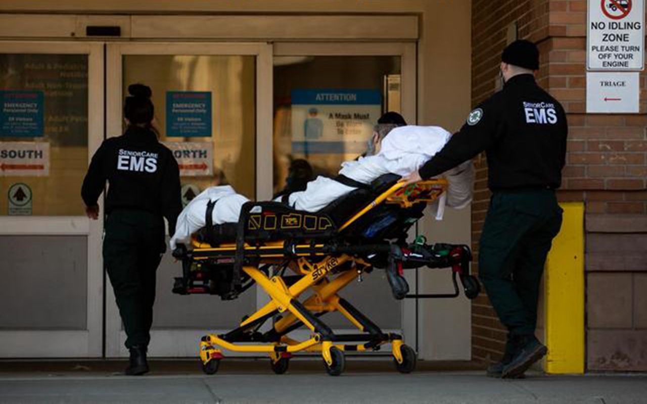 数读美国疫情最新动态:7天死亡累计超8000人 医护人员继续流失