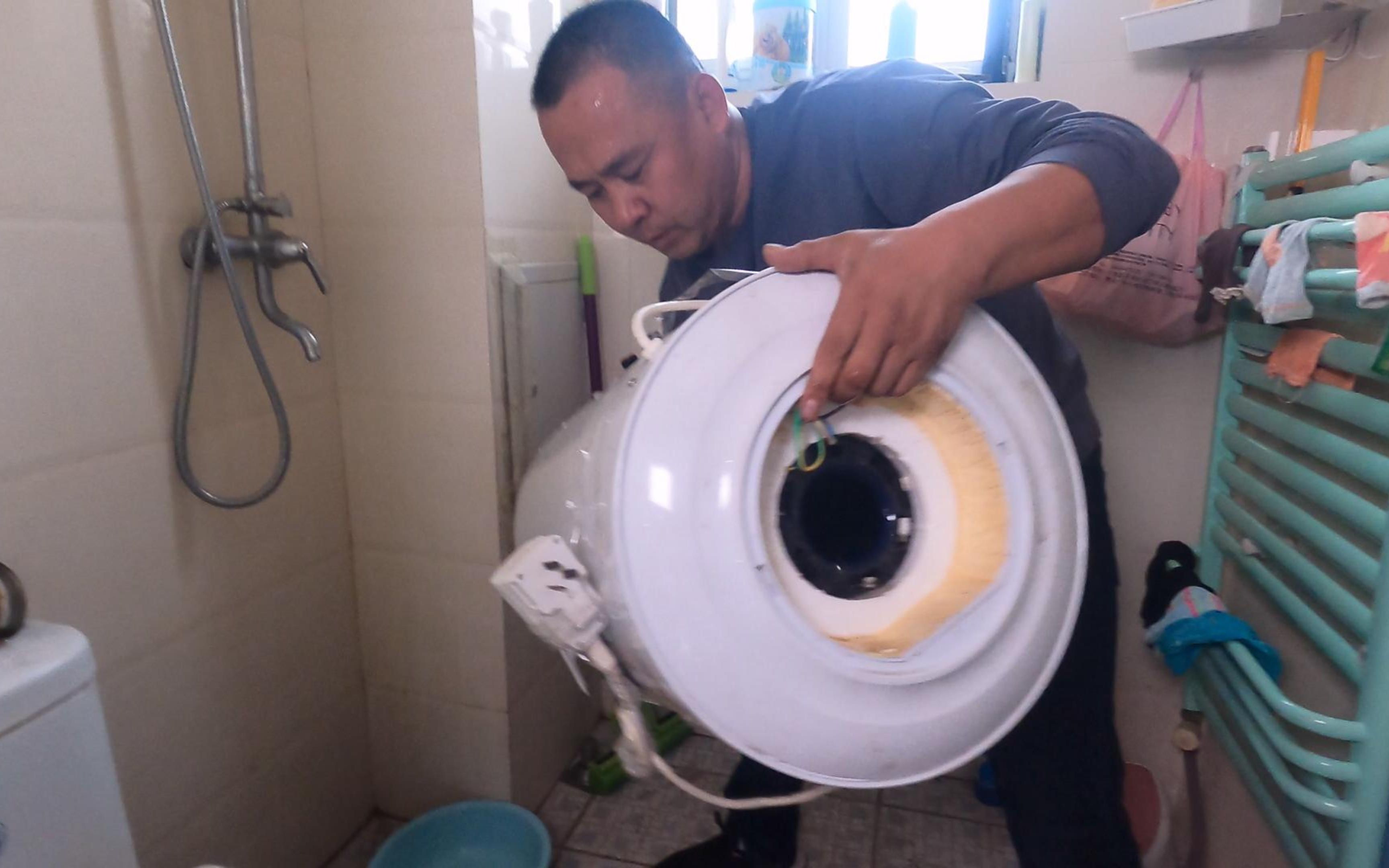 清洗一台60升用了6年的电热水器,看完再也不敢用里面的水刷牙,真的...