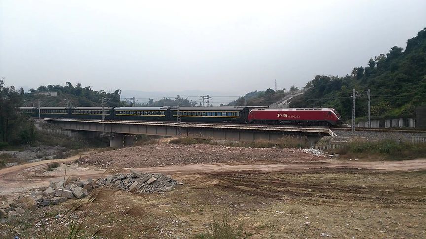 2017年11月 Z50次列车通过童家溪线路所——重庆北渝利场区间