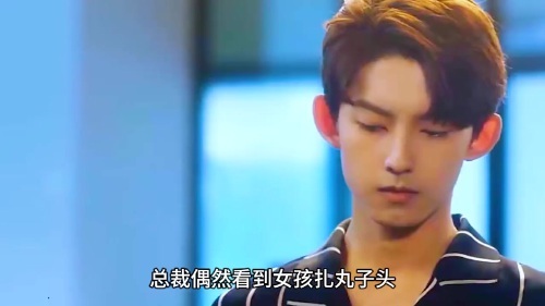 女孩门维修被欺负幸好青梅竹马及时出现!