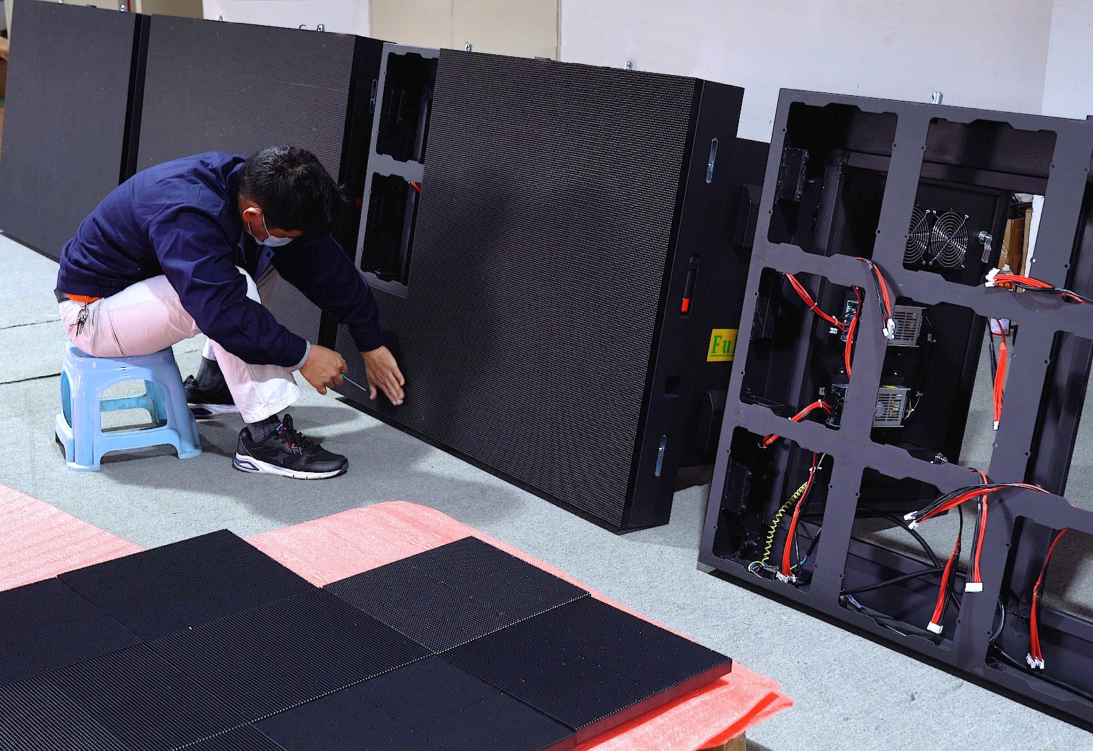 LED户外大屏背后的生产过程全纪录 工厂实拍