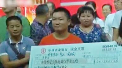 壮观!39人组团合买彩票喜中623万,包了一辆大巴车集体来兑奖