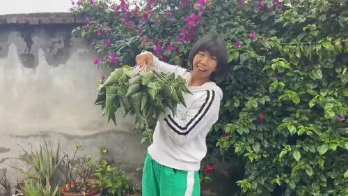 大姐一个人包粽子,老公和婆婆都不帮忙,嫌弃我包的不好吃