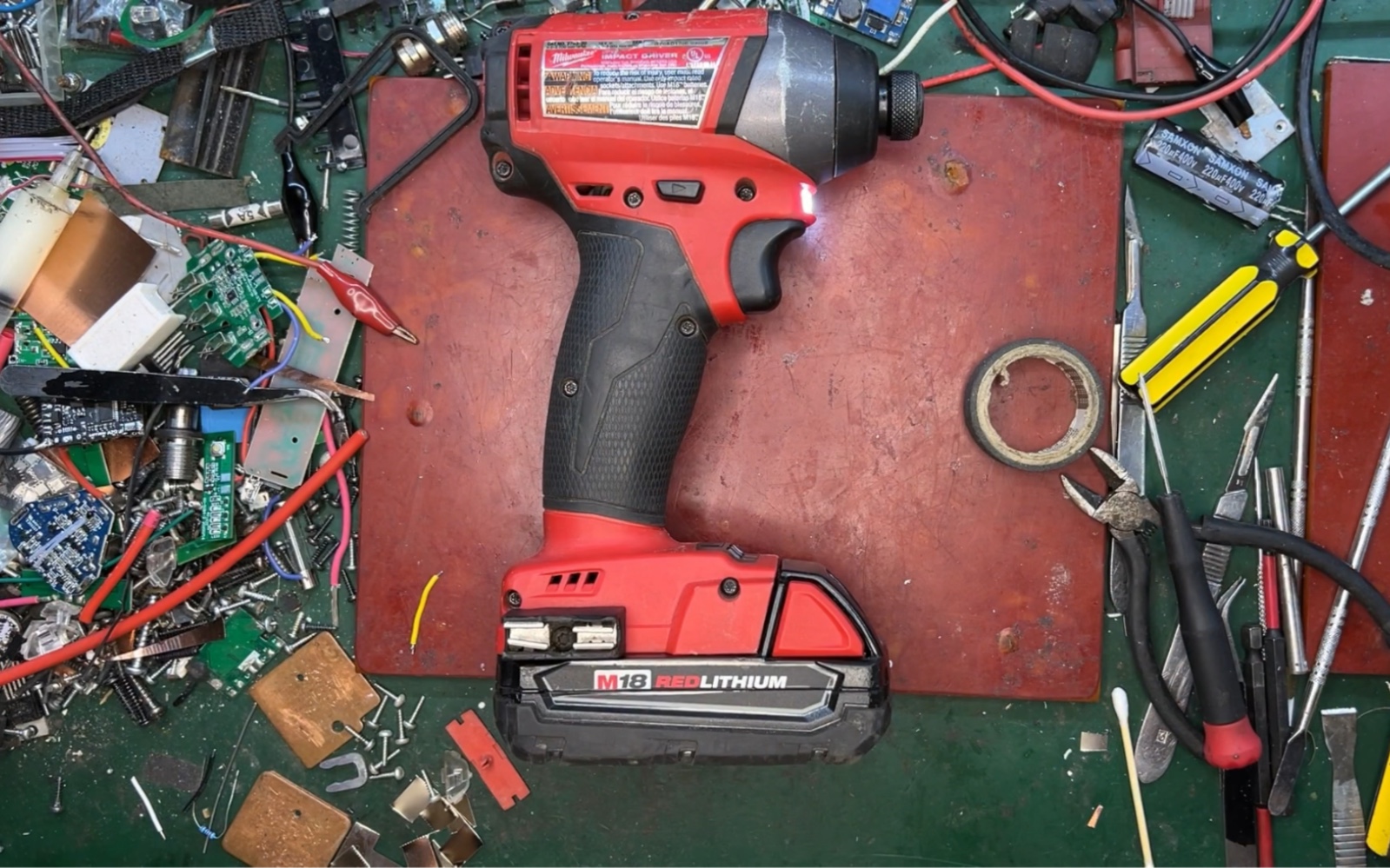 简单排除维修米沃奇电动工具电池充不了几分钟就就满了