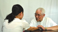 到医院看病挂普通医生号,还是挂副主任医师号?区别在哪?