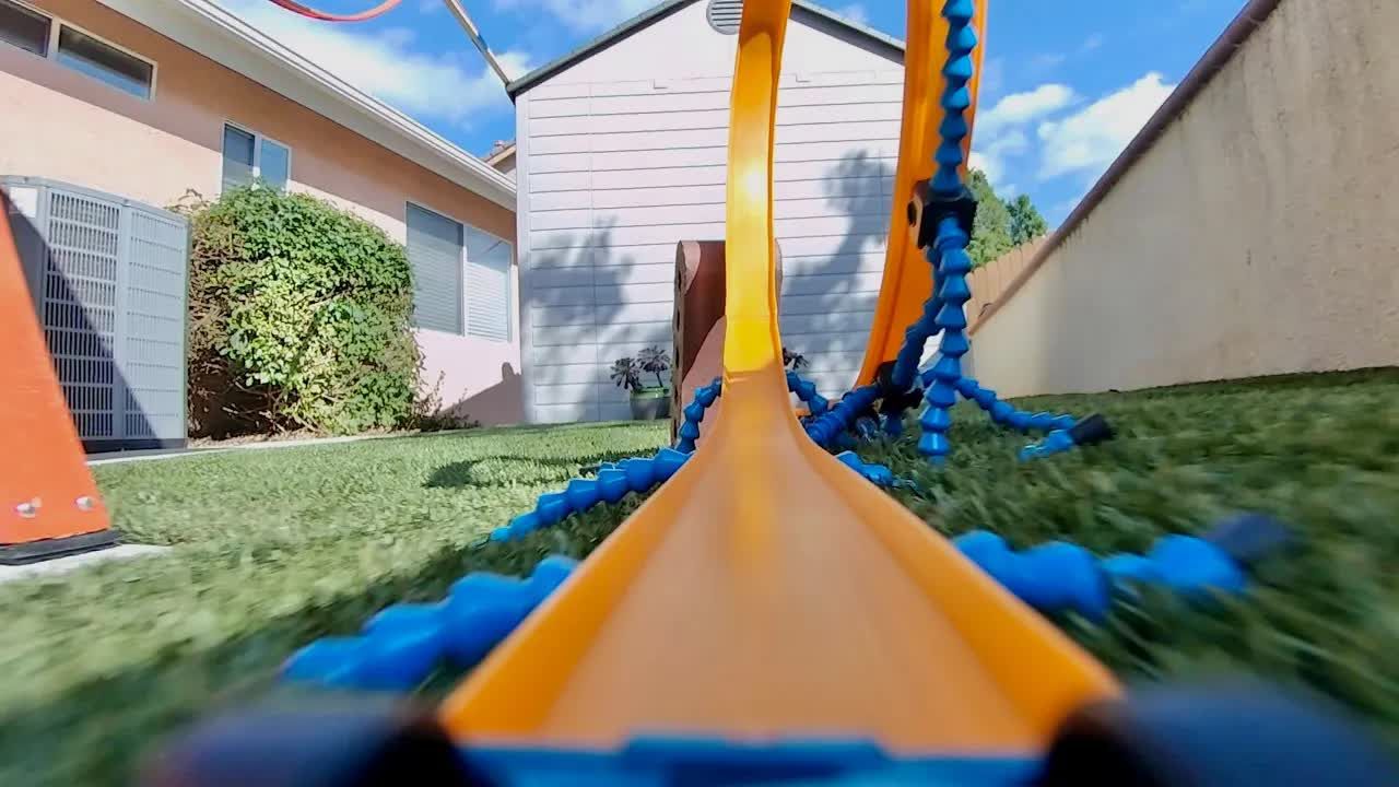 风驰电掣的赛车( 风火轮)在跑道上发射了,简直快如闪电