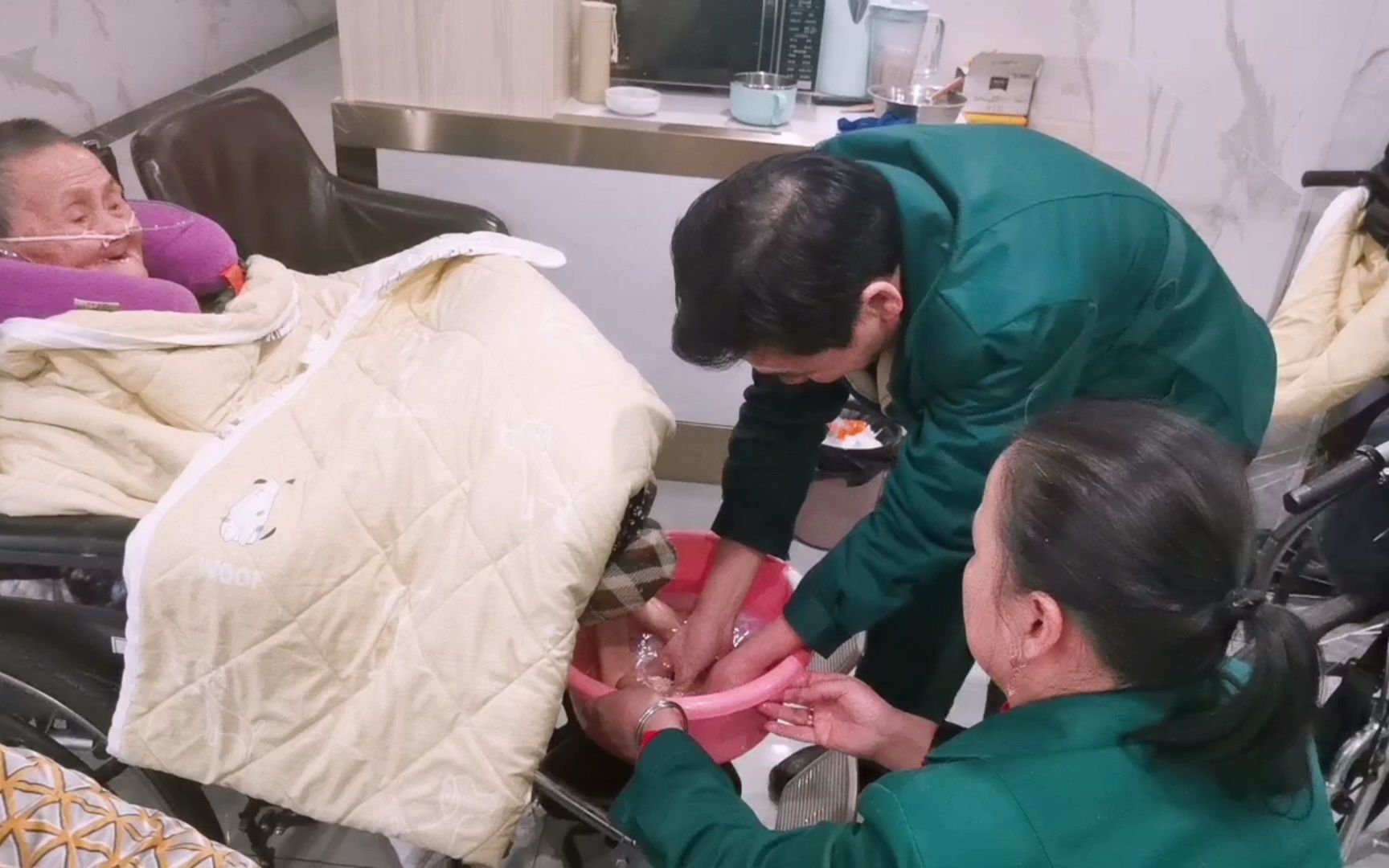 ...说在外地养老院20多天可能洗一次,在这天天给洗,开心的像个孩子。