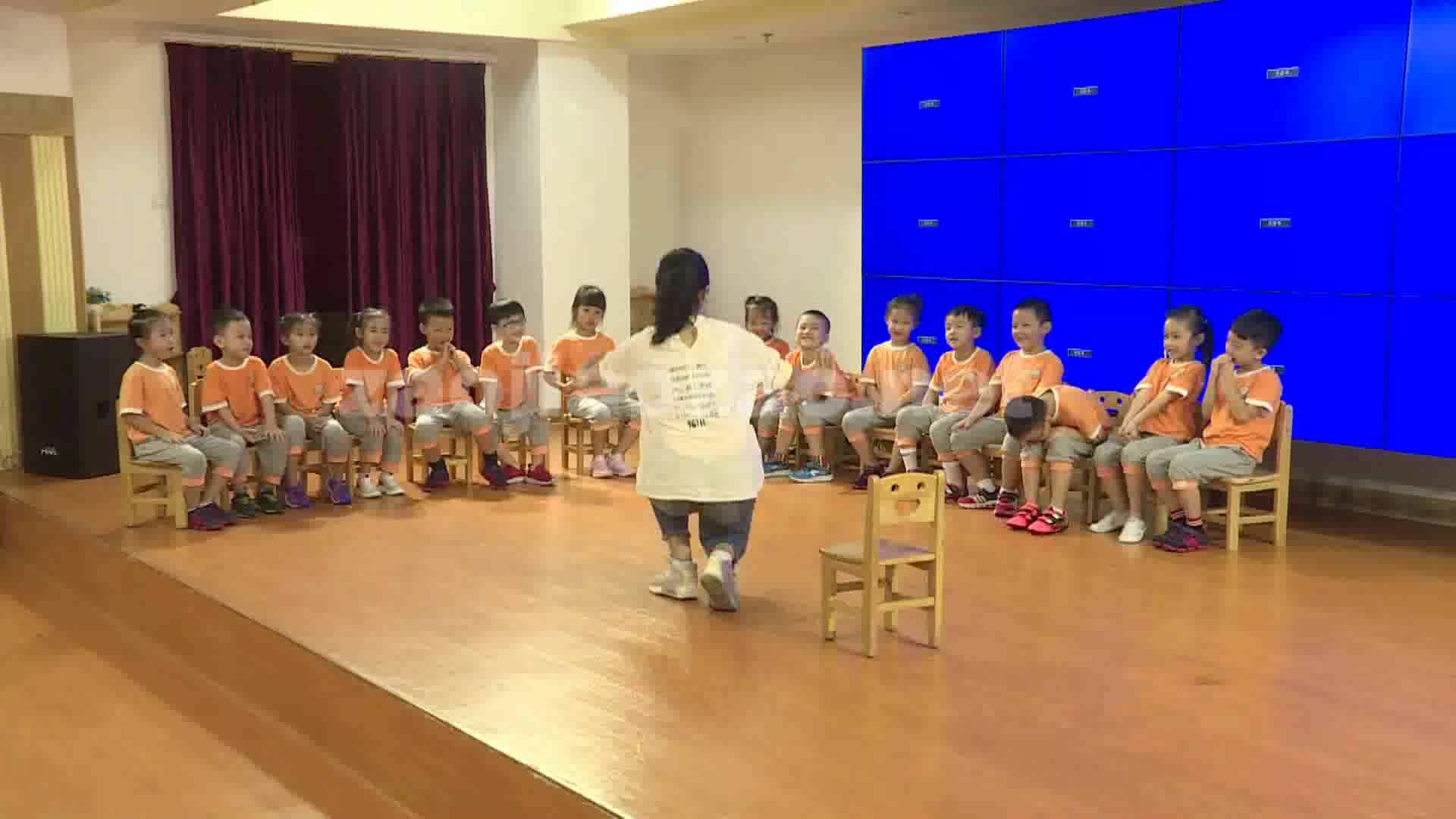 幼儿园优质课大班韵律活动《狐狸和小猪》 有视频+教案+音乐