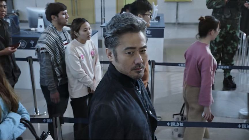 毒枭的报复有多狠?大街上冲锋枪直接扫射,特警都不敢正面刚