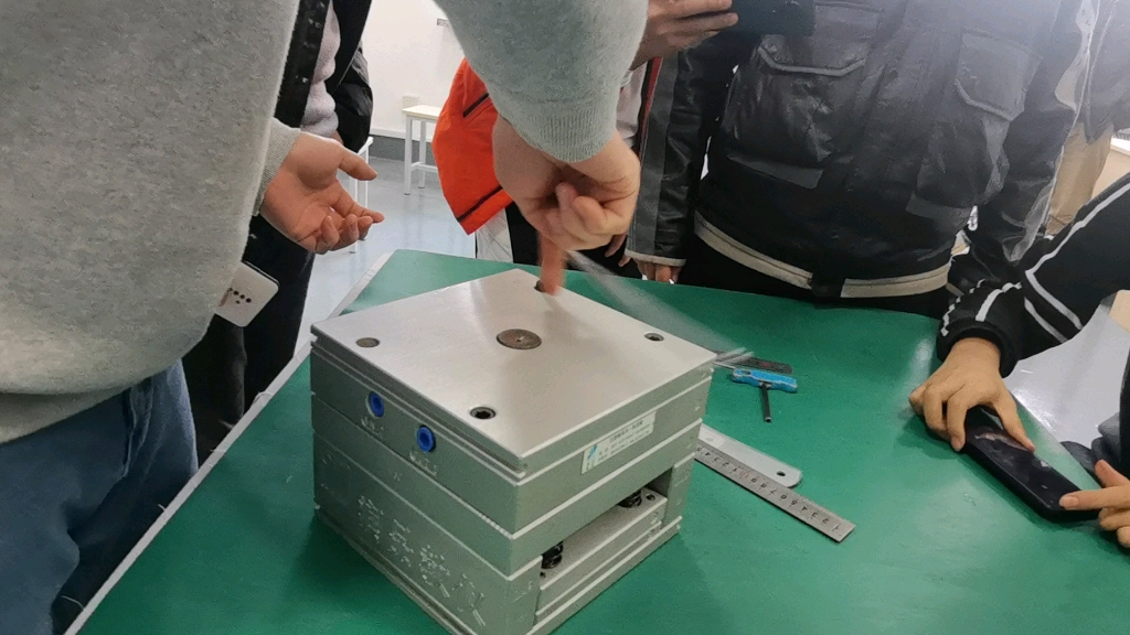 大连交大注塑模具拆解过程(1)