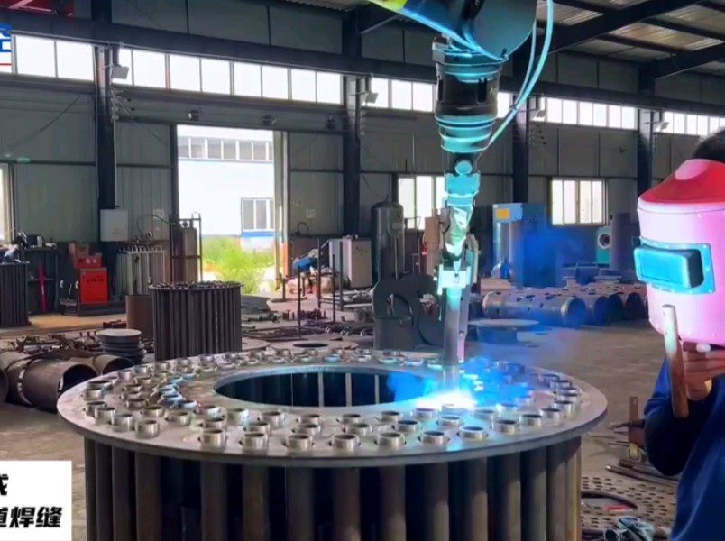 ...智控焊缝跟踪传感器协同发那科机器人自动化焊接锅炉行业管板的应用