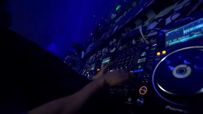 成都每一位音乐人都会用世界级的舞台艺术效果给你一个震撼的夜晚