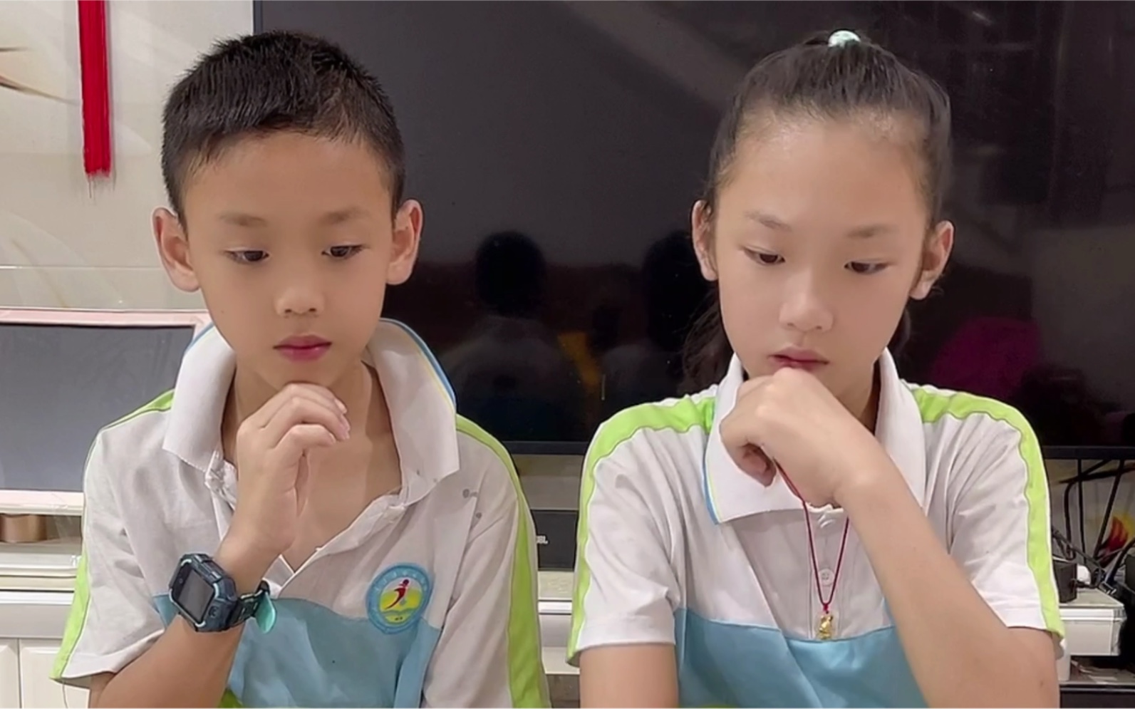 移动一根木棒,使它变成另一个新字,答对一个拿一颗糖!