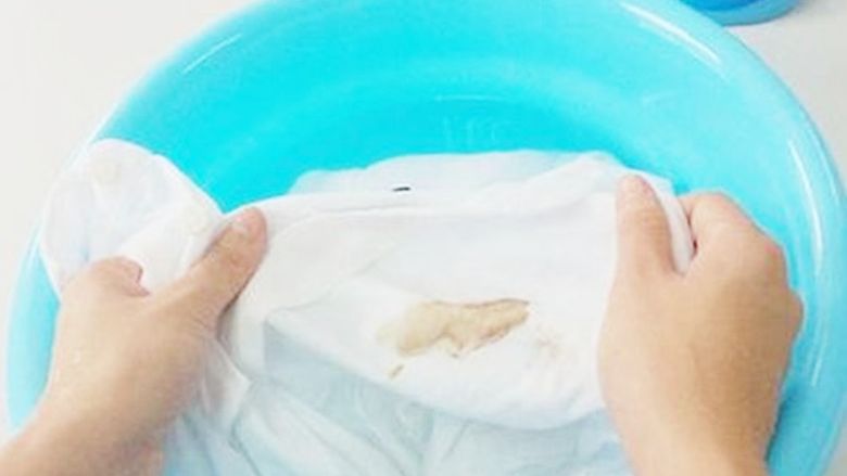 白色衣服有黄渍难清洗?把它这样处理下,洗完跟新买的一样白