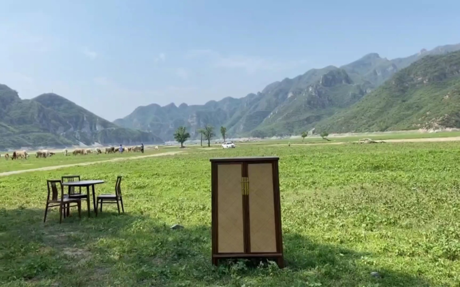 圆角柜柜又称“A字柜”,是明式储物类家具中最典型的一类,也有人叫...