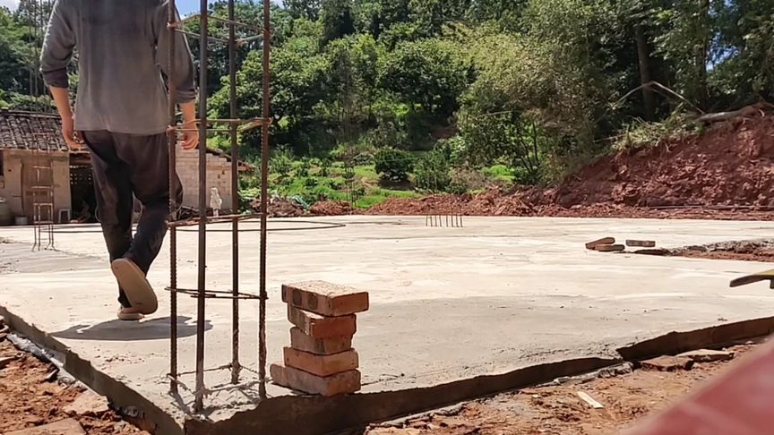 农村建房,夏天高温刚浇筑的混泥土结构要多浇水