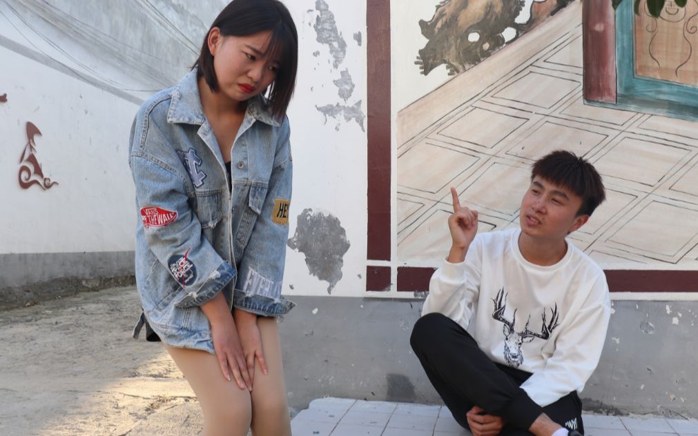 美女找厕所遇到个慢性子,美女急的尿裤子,两人对话笑得肚疼