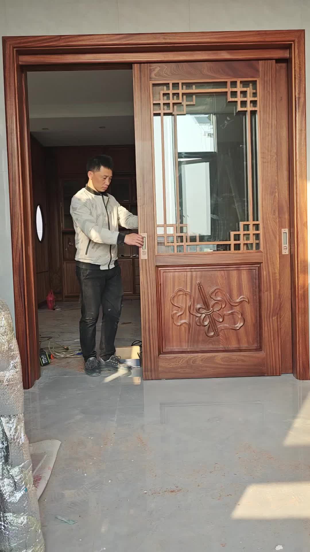 原木双推拉门安装过程分享 #木门安装 木工师傅不会告诉你#双推拉 最...