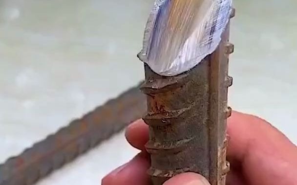 羽绒服不小心划破+油性胶水补