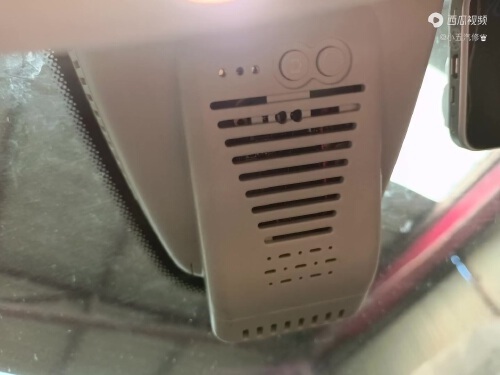 奔驰E300安装专车专用行车记录仪