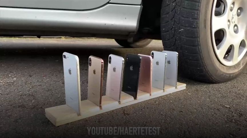 土豪用汽车碾压测试三星和苹果手机的耐用性,看看谁更胜一筹。