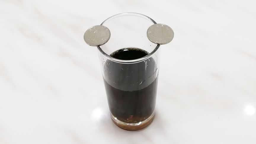 不碰杯子,不用工具,只用两根手指头怎么同时拿起两枚硬币?