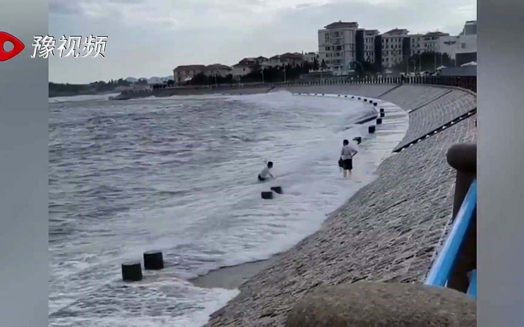 青岛两游客被海浪卷入海中多次上岸未成
