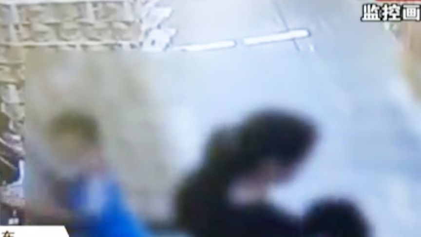 家长微信群发生争执,曝光对方孩子“出丑”视频:她先惹我的!