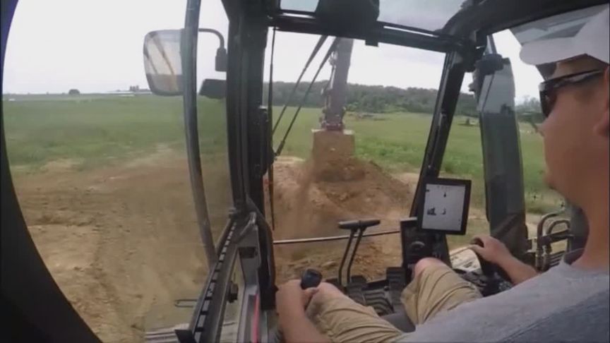 第一次见,挖掘机的超大显示屏,不知有啥用处?