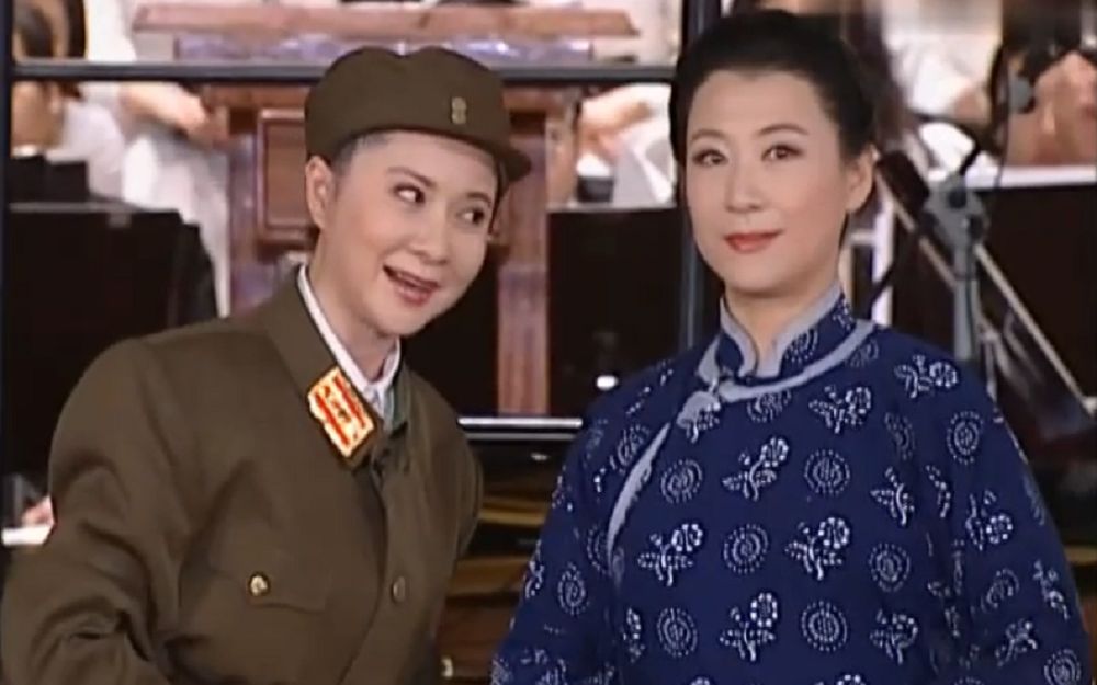 人民艺术家刘兰芳、王馥荔、蔡明在文代会上演唱京剧《沙家浜》,...