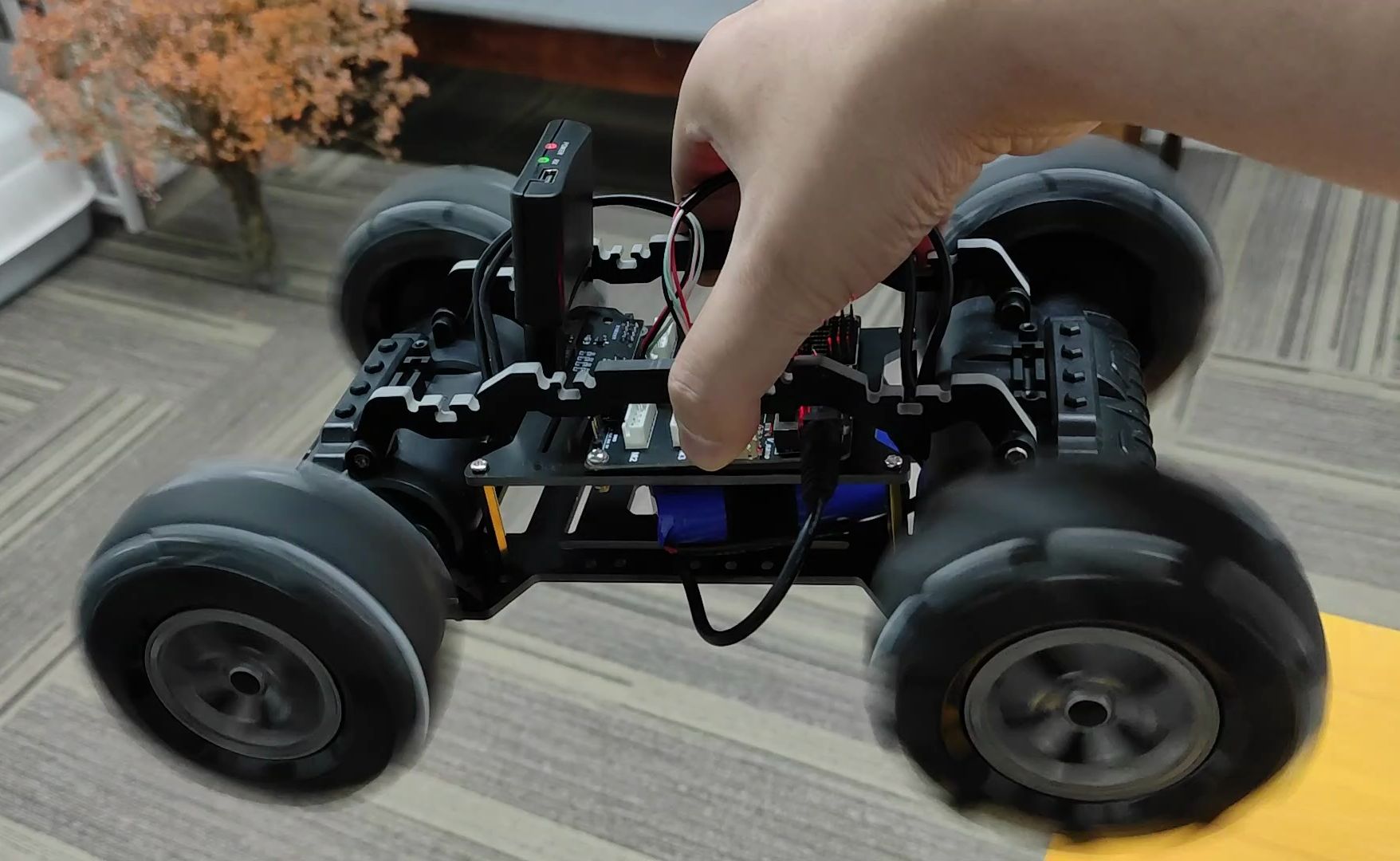 闪电疾驰:超大动力麦轮小车震撼展示,STM32主控