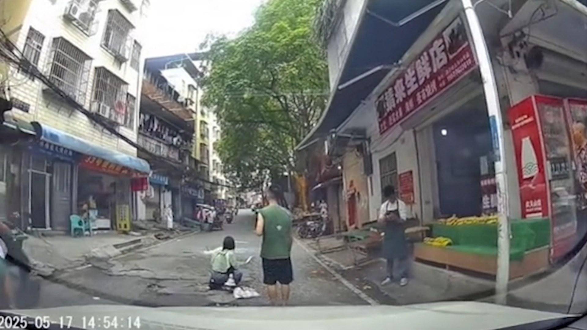 高空坠窗砸伤女童:仍在抢救,涉事建筑安全隐患玻璃已全面拆除