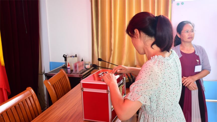 忻城县城关镇中心小学教代会视频